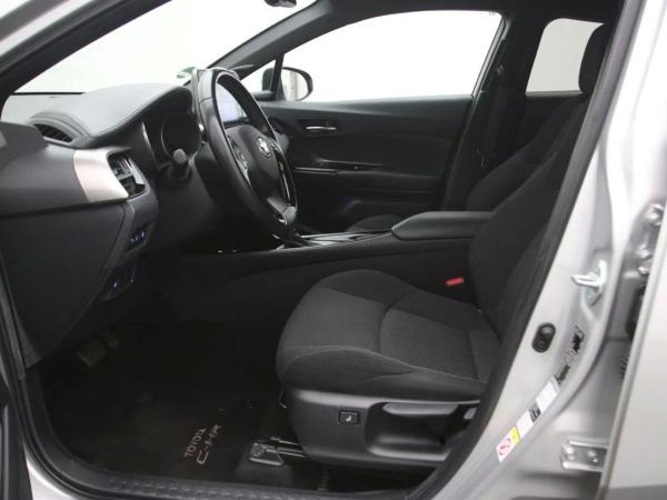 Toyota C-HR 2019 in Vilnius, with an engine capacity of 1.80 L and mileage of 179 thousand km for 16799 €, photo 4 on AUTOMOTO.COM.LV