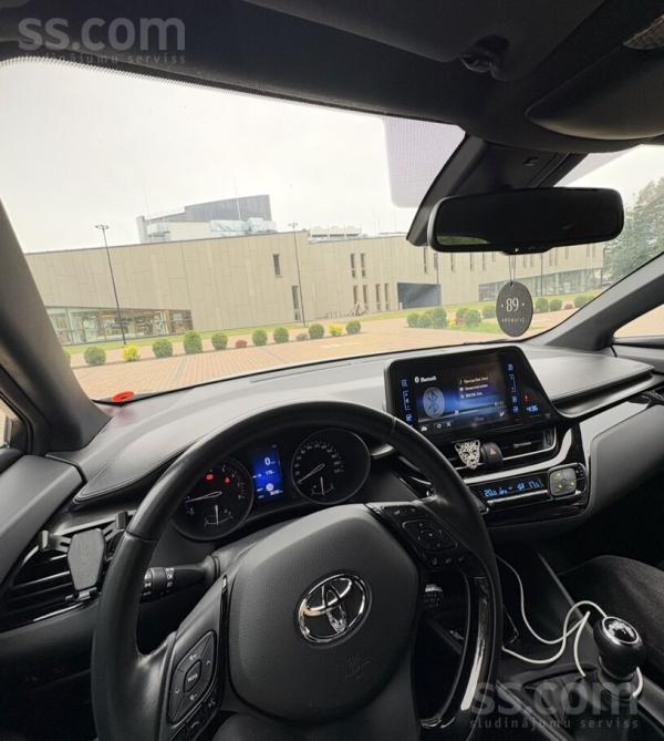 Toyota C-HR 2019 in Riga, with an engine capacity of 1.20 L and mileage of 48 thousand km for 15500 €, photo 5 on AUTOMOTO.COM.LV