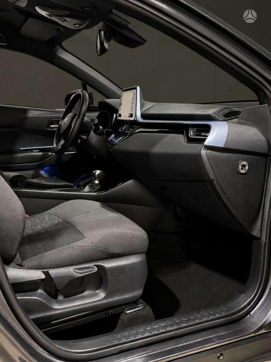 Toyota C-HR 2019 in Klaipeda, with an engine capacity of 0.00 L and mileage of 181 thousand km for 17999 €, photo 6 on AUTOMOTO.COM.LV