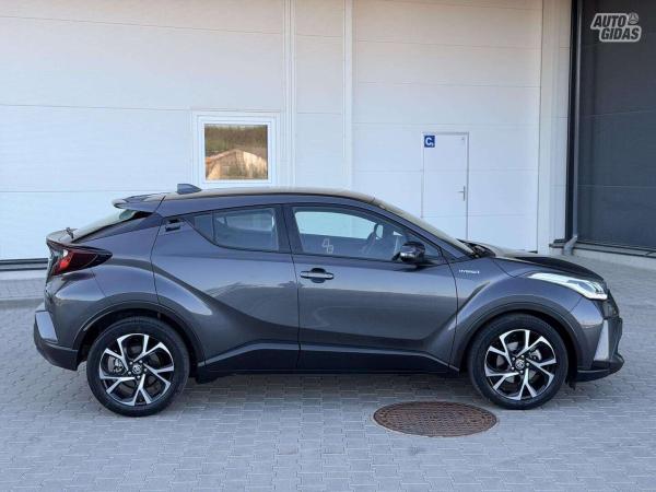 Toyota C-HR 2021 in Vilnius, with an engine capacity of 1.80 L and mileage of 101 thousand km for 20500 €, photo 4 on AUTOMOTO.COM.LV