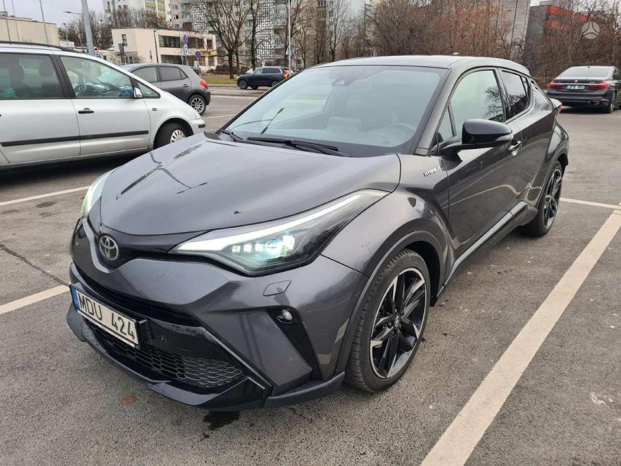 Toyota C-HR 2022 in Vilnius, with an engine capacity of 1.99 L and mileage of 110 thousand km for 24242 €, photo 1 on AUTOMOTO.COM.LV