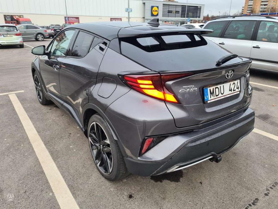 Toyota C-HR 2022 in Vilnius, with an engine capacity of 1.99 L and mileage of 110 thousand km for 24242 €, photo 2 on AUTOMOTO.COM.LV