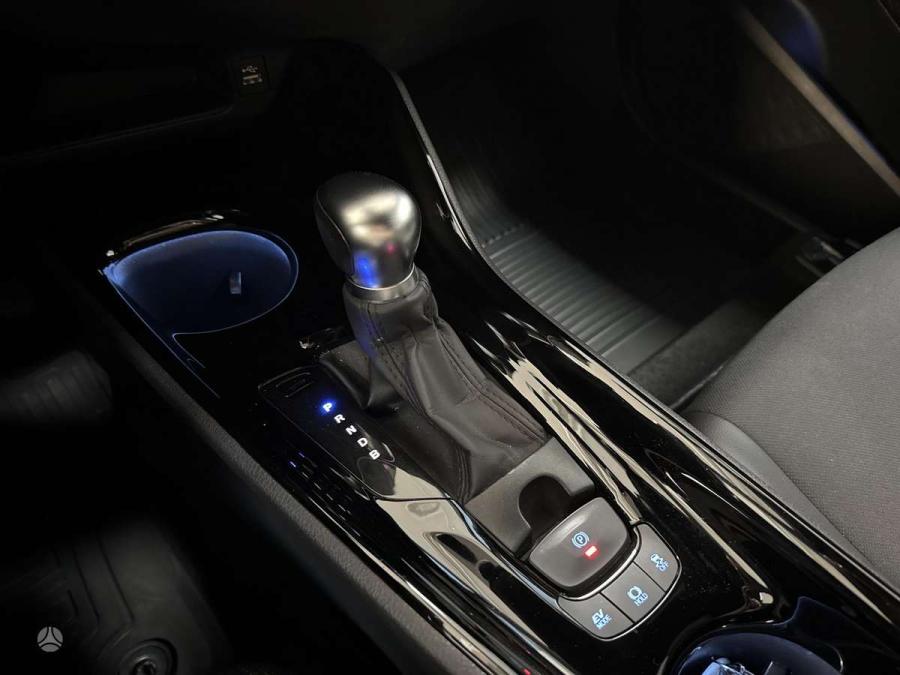 Toyota C-HR 2022 in Vilnius, with an engine capacity of 1.80 L and mileage of 79 thousand km for 23500 €, photo 15 on AUTOMOTO.COM.LV