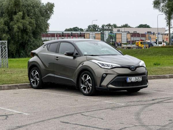 Toyota C-HR 2022 in Riga, with an engine capacity of 1.80 L and mileage of 62 thousand km for 20750 €, photo 2 on AUTOMOTO.COM.LV