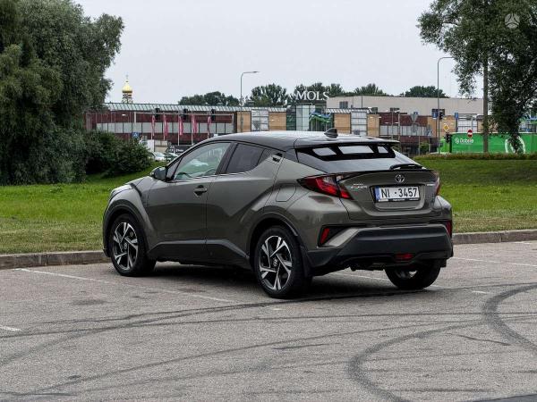 Toyota C-HR 2022 in Riga, with an engine capacity of 1.80 L and mileage of 62 thousand km for 20750 €, photo 4 on AUTOMOTO.COM.LV