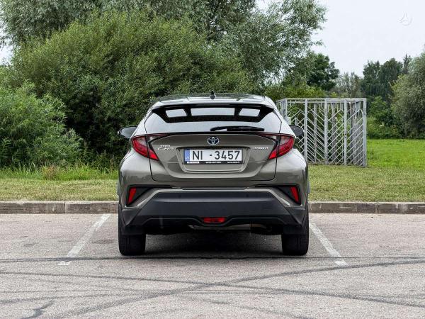 Toyota C-HR 2022 in Riga, with an engine capacity of 1.80 L and mileage of 62 thousand km for 20750 €, photo 5 on AUTOMOTO.COM.LV