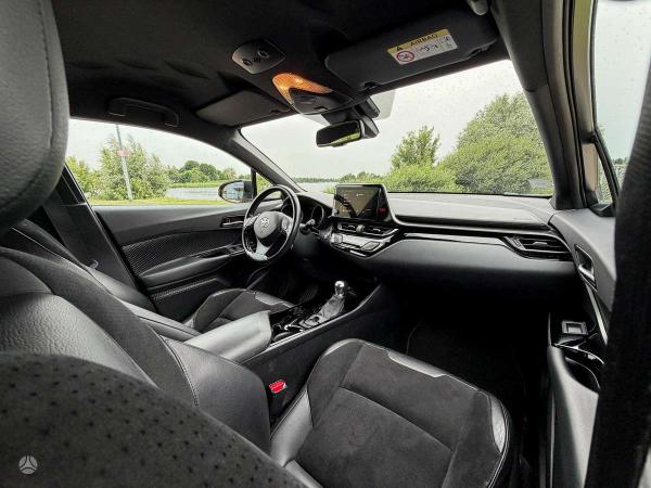 Toyota C-HR 2022 in Riga, with an engine capacity of 1.80 L and mileage of 62 thousand km for 20750 €, photo 8 on AUTOMOTO.COM.LV