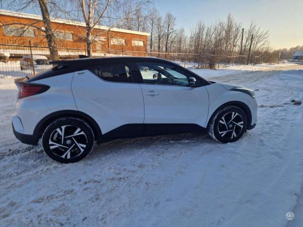 Toyota C-HR 2023 in Ukmerge, with an engine capacity of 1.99 L and mileage of 170 thousand km for 19600 €, photo 4 on AUTOMOTO.COM.LV