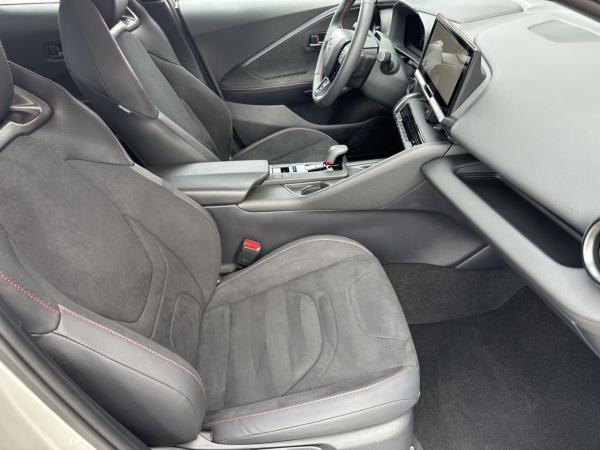 Toyota C-HR 2024 in Vilnius, with an engine capacity of 2.00 L and mileage of 10 thousand km for 37750 €, photo 3 on AUTOMOTO.COM.LV