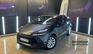 Toyota C-HR 2025 Viļņa, ar dzinēja tilpumu 1.80 L un nobraukumu 35 tūkst. km par 26500 €, foto  vietnē AUTOMOTO.COM.LV