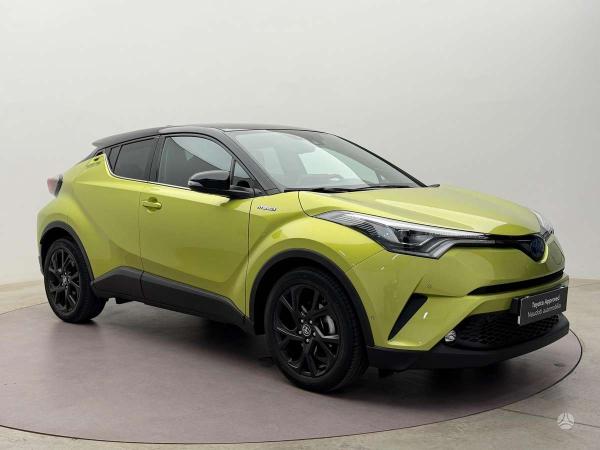 Green Toyota C-HR 2019 in Panevezys, with an engine capacity of 1.80 L and mileage of 108 thousand km for 20990 €, photo 3 on AUTOMOTO.COM.LV