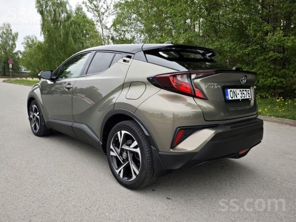 Green Toyota C-HR 2022 in Riga, with an engine capacity of 1.80 L and mileage of 44 thousand km for 21900 €, photo 3 on AUTOMOTO.COM.LV