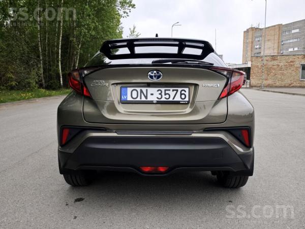 Green Toyota C-HR 2022 in Riga, with an engine capacity of 1.80 L and mileage of 44 thousand km for 21900 €, photo 4 on AUTOMOTO.COM.LV