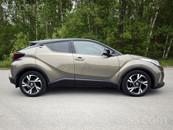 Green Toyota C-HR 2022 in Riga, with an engine capacity of 1.80 L and mileage of 44 thousand km for 21900 €, photo 6 on AUTOMOTO.COM.LV