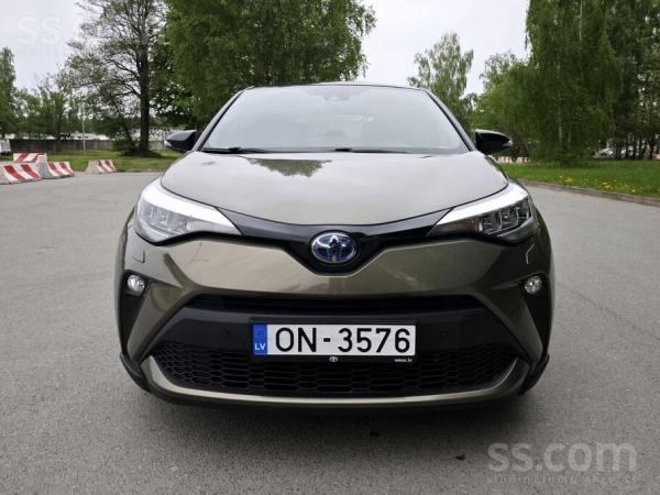 Green Toyota C-HR 2022 in Riga, with an engine capacity of 1.80 L and mileage of 44 thousand km for 21900 €, photo 8 on AUTOMOTO.COM.LV