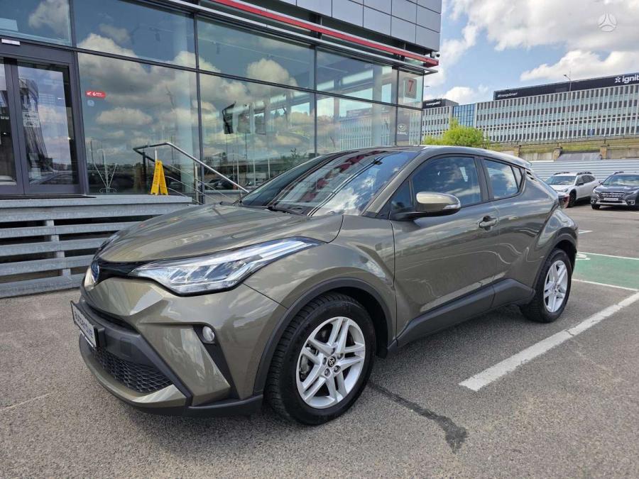 Green Toyota C-HR 2022 in Vilnius, with an engine capacity of 1.80 L and mileage of 90 thousand km for 21850 €, photo 1 on AUTOMOTO.COM.LV