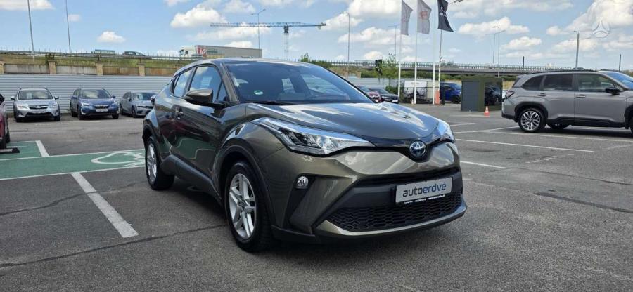 Green Toyota C-HR 2022 in Vilnius, with an engine capacity of 1.80 L and mileage of 90 thousand km for 21850 €, photo 4 on AUTOMOTO.COM.LV