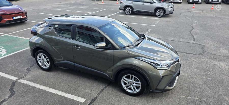 Green Toyota C-HR 2022 in Vilnius, with an engine capacity of 1.80 L and mileage of 90 thousand km for 21850 €, photo 8 on AUTOMOTO.COM.LV