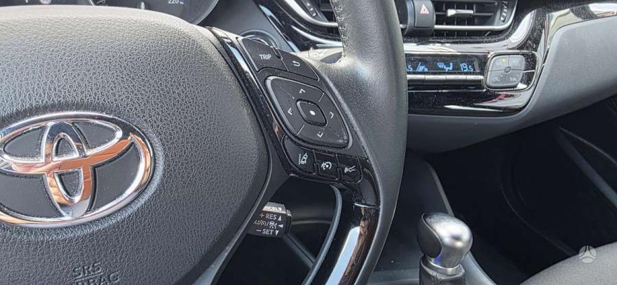 Green Toyota C-HR 2022 in Vilnius, with an engine capacity of 1.80 L and mileage of 90 thousand km for 21850 €, photo 15 on AUTOMOTO.COM.LV