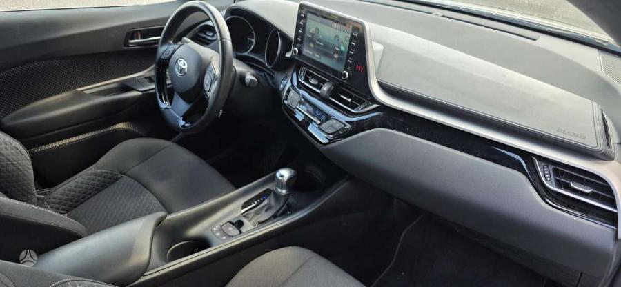 Green Toyota C-HR 2022 in Vilnius, with an engine capacity of 1.80 L and mileage of 90 thousand km for 21850 €, photo 19 on AUTOMOTO.COM.LV