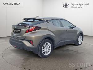 Green Toyota C-HR 2022 in Riga, with an engine capacity of 1.80 L and mileage of 73 thousand km for 19500 €, photo 3 on AUTOMOTO.COM.LV