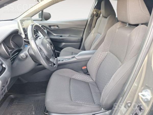 Green Toyota C-HR 2022 in Riga, with an engine capacity of 1.80 L and mileage of 73 thousand km for 19500 €, photo 11 on AUTOMOTO.COM.LV