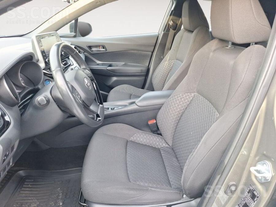 Green Toyota C-HR 2022 in Riga, with an engine capacity of 1.80 L and mileage of 73 thousand km for 19500 €, photo 11 on AUTOMOTO.COM.LV