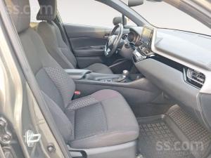 Green Toyota C-HR 2022 in Riga, with an engine capacity of 1.80 L and mileage of 73 thousand km for 19500 €, photo 13 on AUTOMOTO.COM.LV