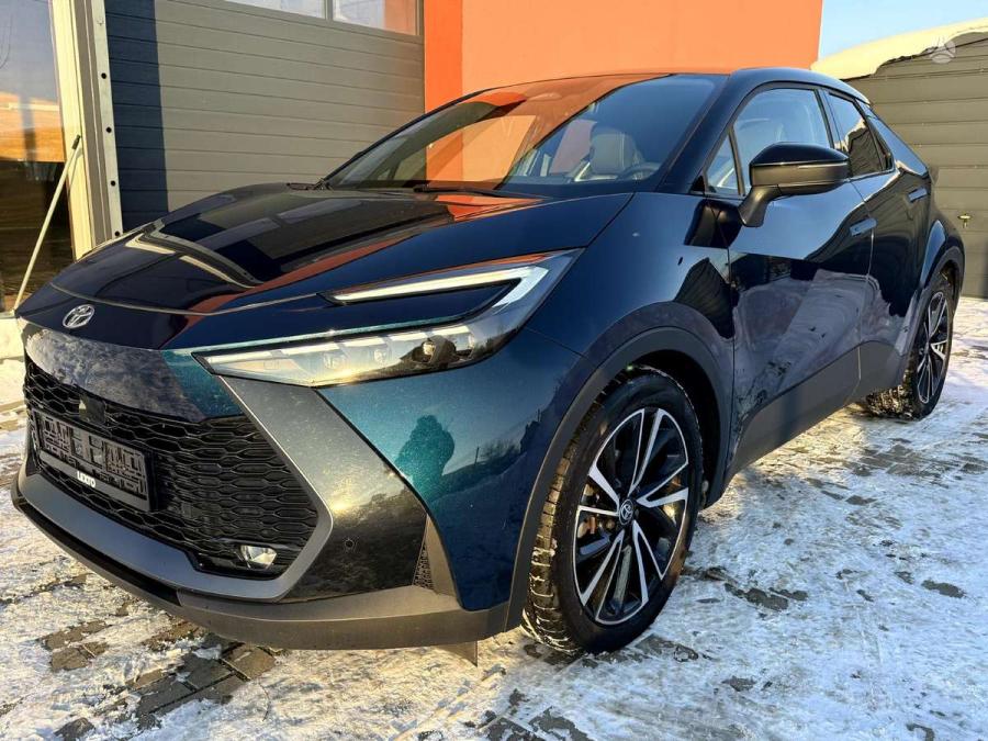 Green Toyota C-HR 2024 in Panevezys, with an engine capacity of 1.80 L and mileage of 66 thousand km for 29900 €, photo 2 on AUTOMOTO.COM.LV