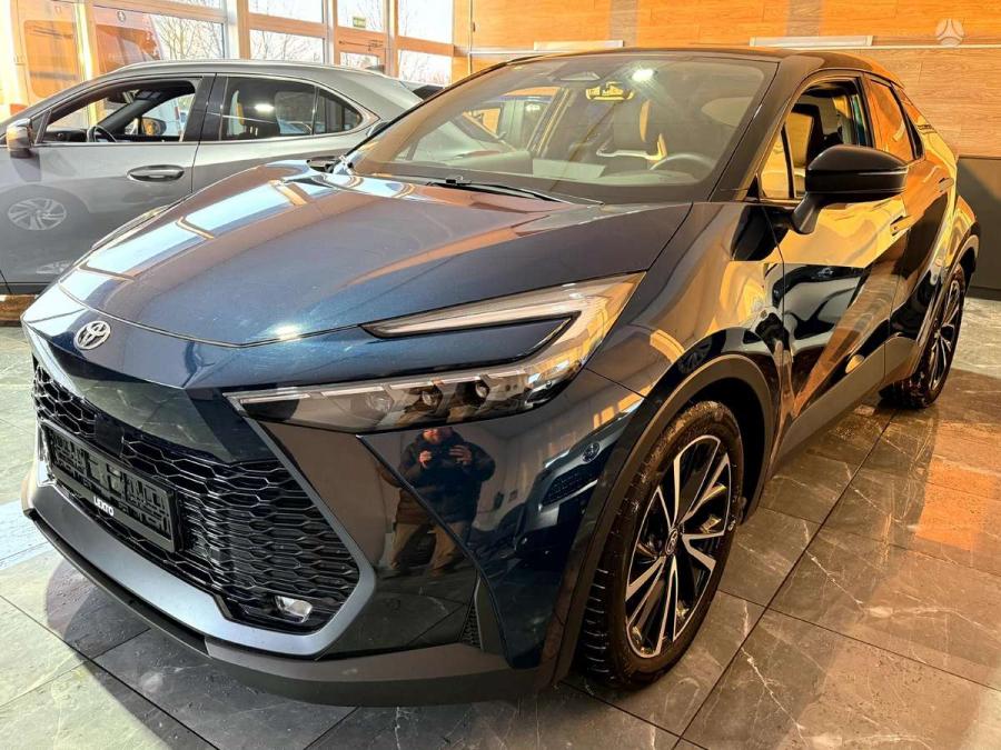 Green Toyota C-HR 2024 in Panevezys, with an engine capacity of 1.80 L and mileage of 66 thousand km for 29900 €, photo 3 on AUTOMOTO.COM.LV