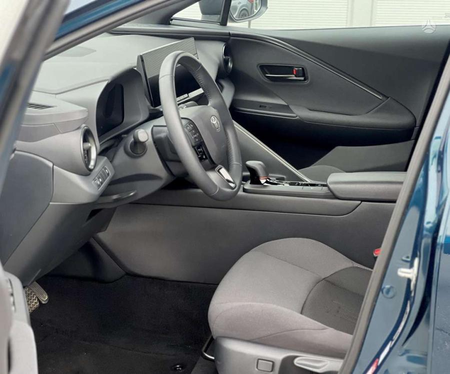 Zaļš Toyota C-HR 2024 Panevēža, ar dzinēja tilpumu 0.00 L un nobraukumu 17 tūkst. km par 28450 €, foto 24 vietnē AUTOMOTO.COM.LV