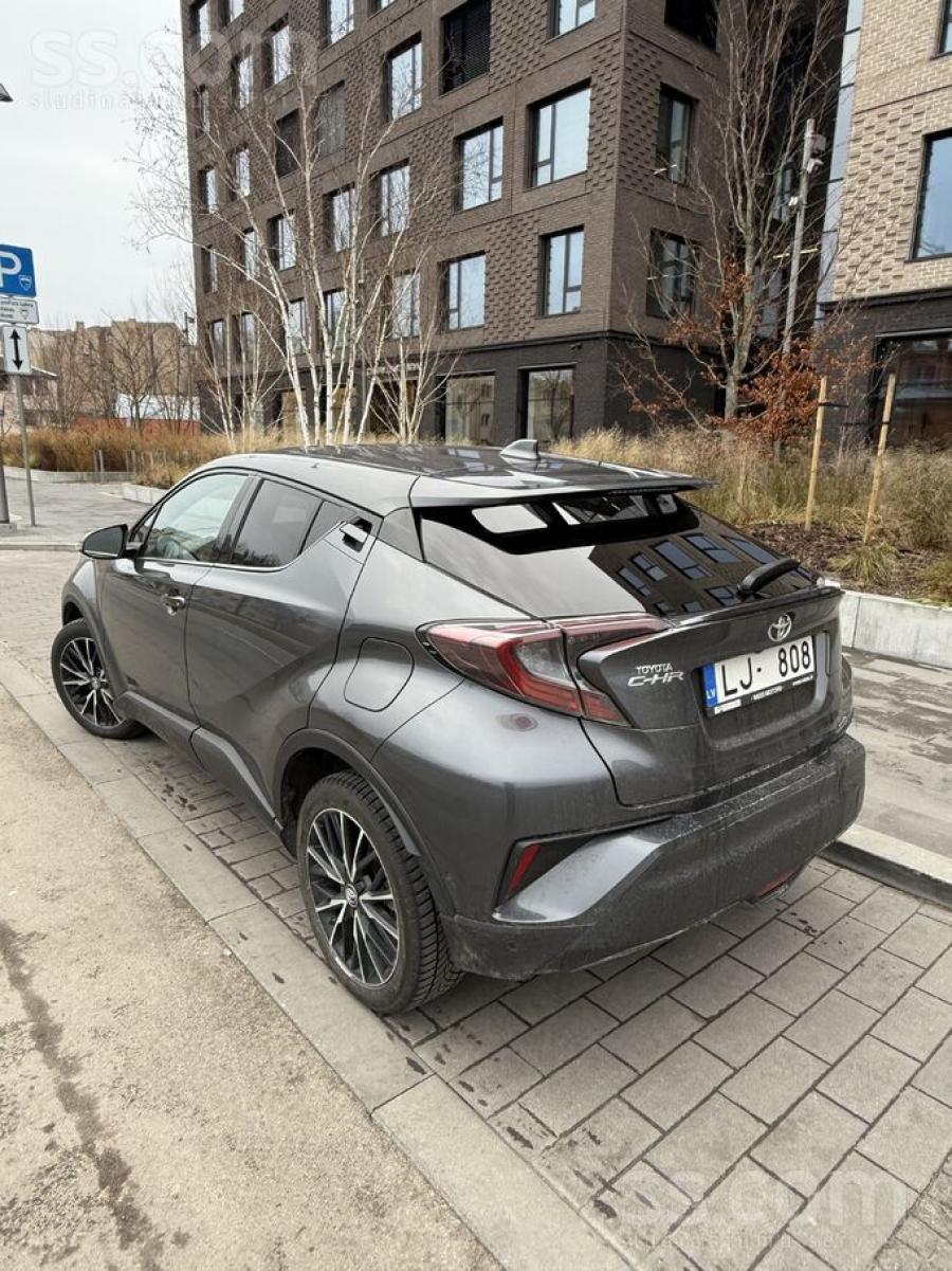 Grey Toyota C-HR 2018 in Riga, with an engine capacity of 1.20 L and mileage of 87 thousand km for 15900 €, photo 2 on AUTOMOTO.COM.LV