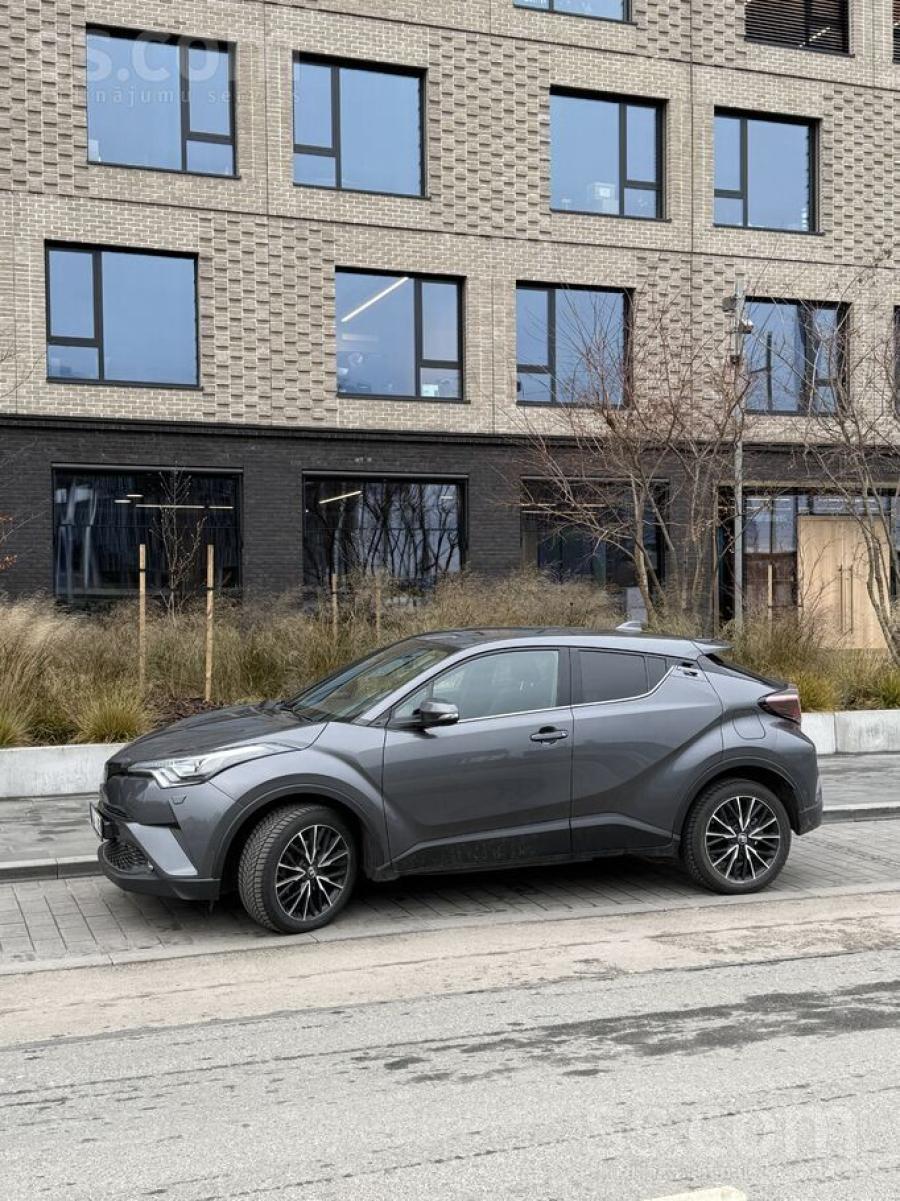 Grey Toyota C-HR 2018 in Riga, with an engine capacity of 1.20 L and mileage of 87 thousand km for 15900 €, photo 3 on AUTOMOTO.COM.LV