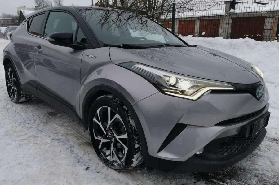 Grey Toyota C-HR 2016 in Vilnius, with an engine capacity of 1.80 L and mileage of 198 thousand km for 13900 €, photo 1 on AUTOMOTO.COM.LV