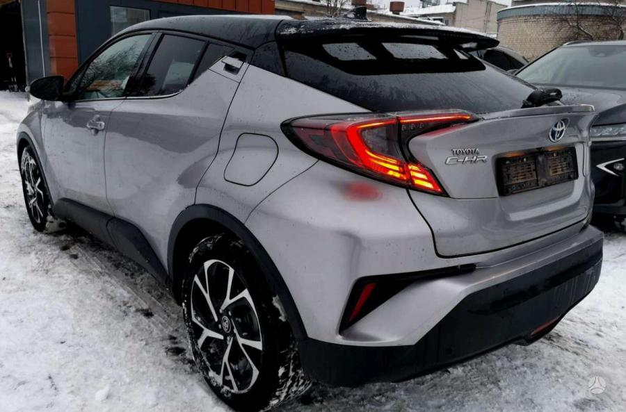 Grey Toyota C-HR 2016 in Vilnius, with an engine capacity of 1.80 L and mileage of 198 thousand km for 13900 €, photo 3 on AUTOMOTO.COM.LV