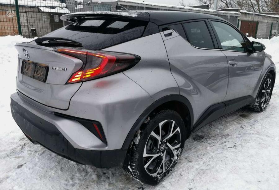 Grey Toyota C-HR 2016 in Vilnius, with an engine capacity of 1.80 L and mileage of 198 thousand km for 13900 €, photo 4 on AUTOMOTO.COM.LV