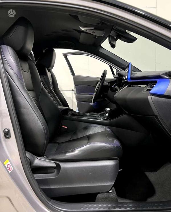 Pelēks Toyota C-HR 2016 Klaipėda, ar dzinēja tilpumu 1.80 L un nobraukumu 148 tūkst. km par 16500 €, foto 3 vietnē AUTOMOTO.COM.LV