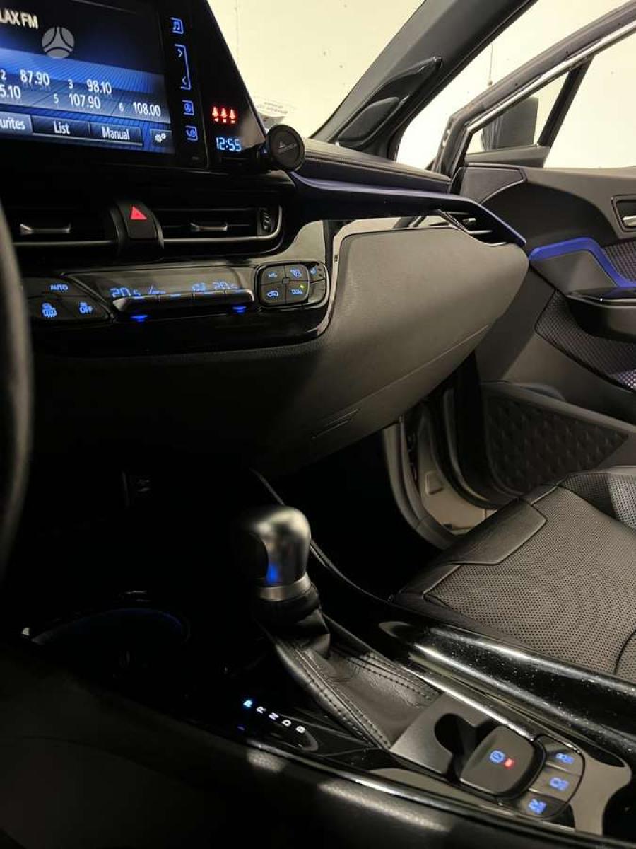 Grey Toyota C-HR 2016 in Klaipeda, with an engine capacity of 1.80 L and mileage of 148 thousand km for 16500 €, photo 27 on AUTOMOTO.COM.LV
