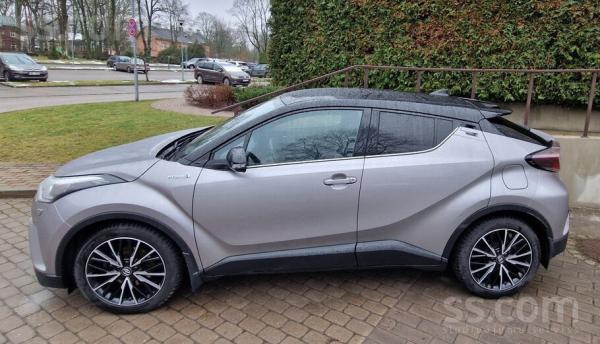 Серый Тойота C-HR 2017 в Рига, объемом двигателя 1.80 л и пробегом 89 тыс. км за 18800 €, фото 2 на AUTOMOTO.COM.LV