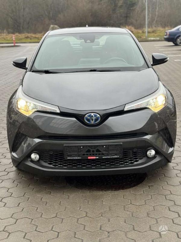 Grey Toyota C-HR 2017 in Vilnius, with an engine capacity of 1.80 L and mileage of 115 thousand km for 16850 €, photo 2 on AUTOMOTO.COM.LV