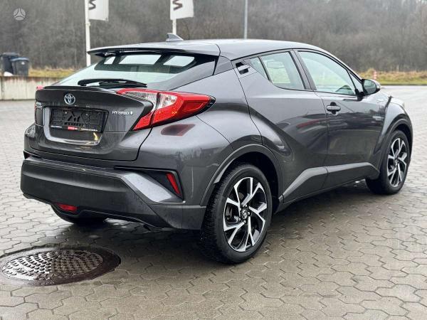 Pelēks Toyota C-HR 2017 Viļņa, ar dzinēja tilpumu 1.80 L un nobraukumu 115 tūkst. km par 16850 €, foto 5 vietnē AUTOMOTO.COM.LV