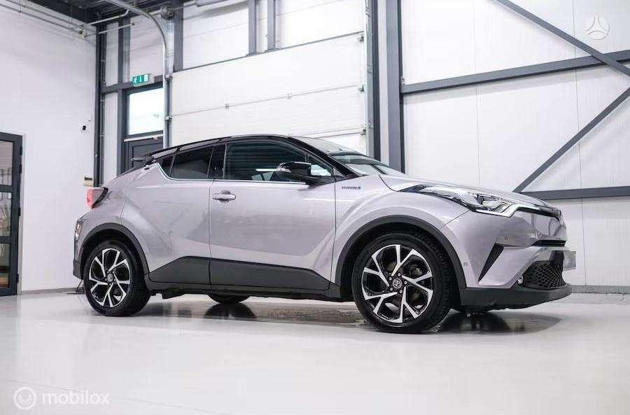 Grey Toyota C-HR 2017 in Kaunas, with an engine capacity of 1.80 L and mileage of 213 thousand km for 15250 €, photo 4 on AUTOMOTO.COM.LV