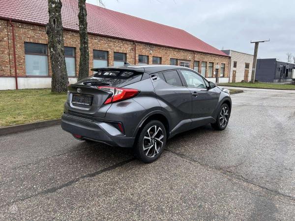 Grey Toyota C-HR 2017 in Panevezys, with an engine capacity of 1.20 L and mileage of 117 thousand km for 7690 €, photo 7 on AUTOMOTO.COM.LV