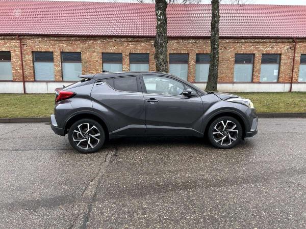 Grey Toyota C-HR 2017 in Panevezys, with an engine capacity of 1.20 L and mileage of 117 thousand km for 7690 €, photo 8 on AUTOMOTO.COM.LV