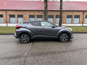 Grey Toyota C-HR 2017 in Panevezys, with an engine capacity of 1.20 L and mileage of 117 thousand km for 7690 €, photo 8 on AUTOMOTO.COM.LV