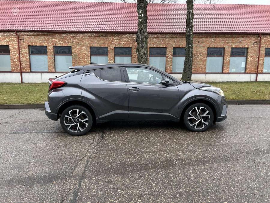 Grey Toyota C-HR 2017 in Panevezys, with an engine capacity of 1.20 L and mileage of 117 thousand km for 7690 €, photo 8 on AUTOMOTO.COM.LV