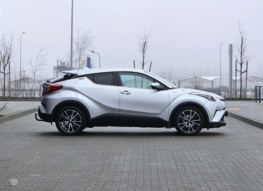 Grey Toyota C-HR 2017 in Vilnius, with an engine capacity of 1.80 L and mileage of 207 thousand km for 15000 €, photo 3 on AUTOMOTO.COM.LV