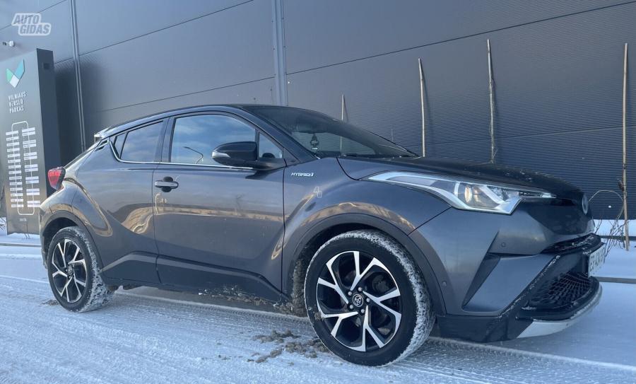 Pelēks Toyota C-HR 2017 Viļņa, ar dzinēja tilpumu 1.80 L un nobraukumu 191 tūkst. km par 13990 €, foto 2 vietnē AUTOMOTO.COM.LV