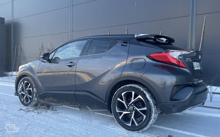 Pelēks Toyota C-HR 2017 Viļņa, ar dzinēja tilpumu 1.80 L un nobraukumu 191 tūkst. km par 13990 €, foto 4 vietnē AUTOMOTO.COM.LV