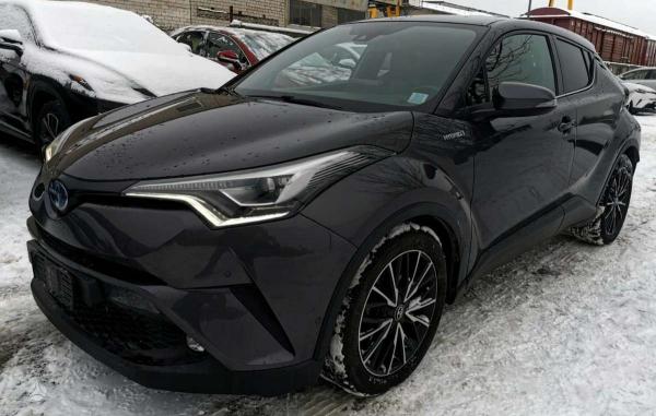 Grey Toyota C-HR 2017 in Vilnius, with an engine capacity of 1.80 L and mileage of 170 thousand km for 15700 €, photo 1 on AUTOMOTO.COM.LV